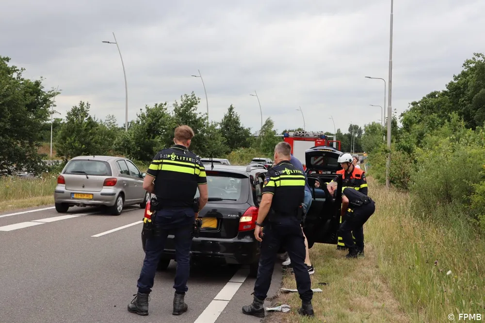 Kop-staartbotsing op toerit N261 bij Kaatsheuvel: één gewonde